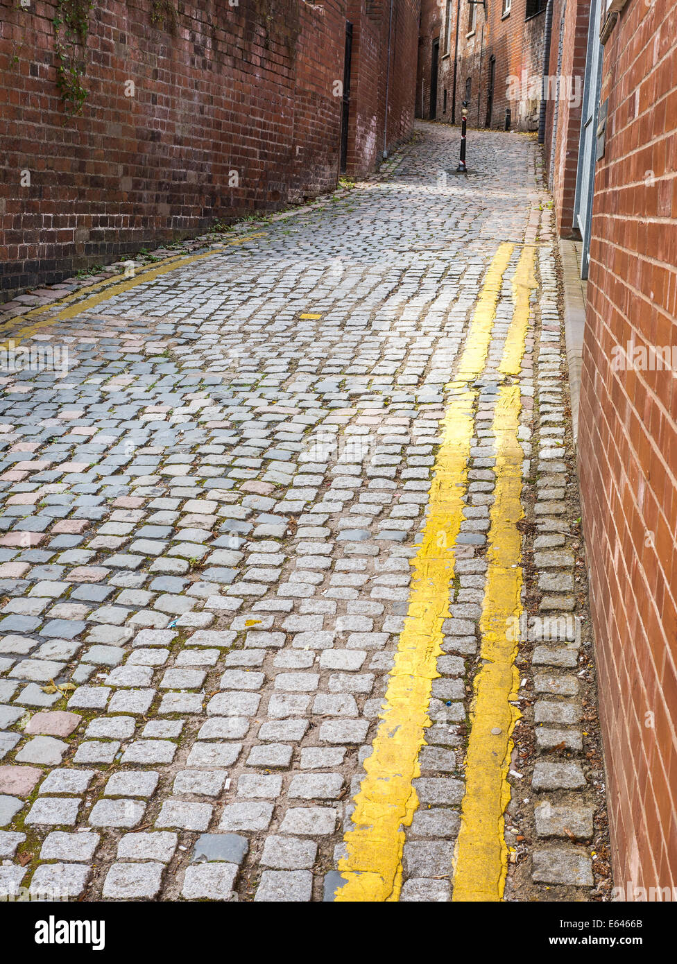 Double yellow line lines hi-res stock photography and images - Alamy