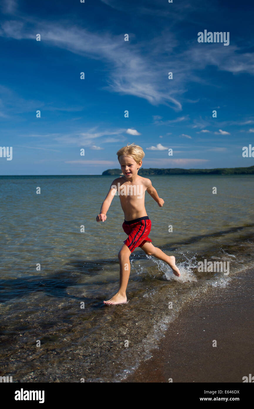 Kid in swiming pool hi-res stock photography and images - Alamy