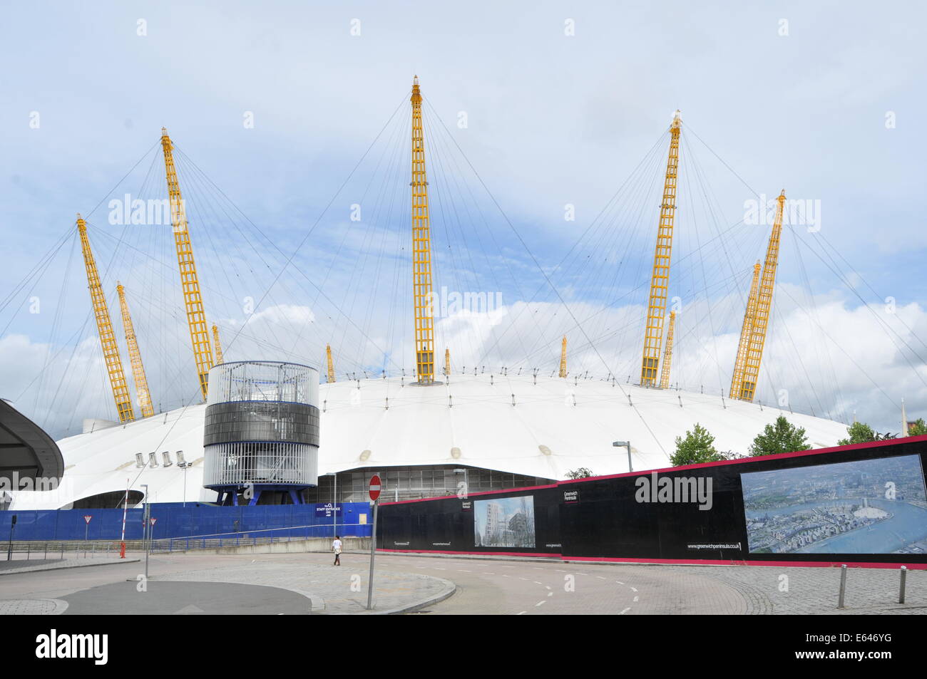 Concert venue screens hi-res stock photography and images - Alamy