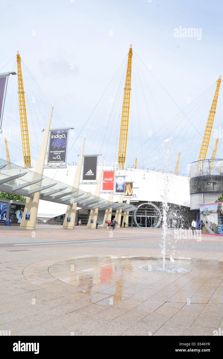 LONDON, UK - AUGUST 21, 2010: Modern architecture of the O2 Arena in ...