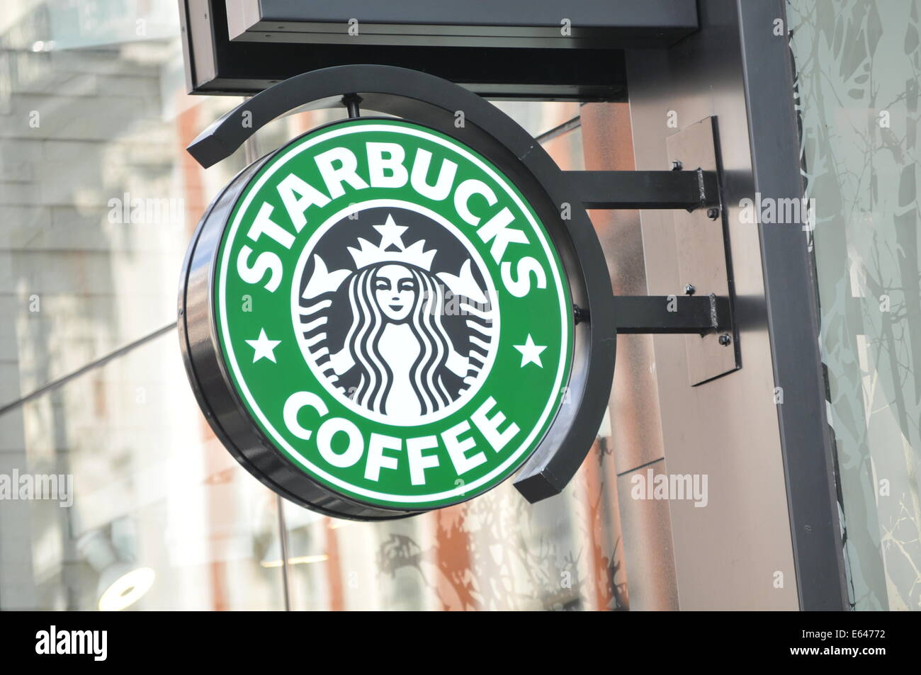 Starbucks signage cafe logo hi-res stock photography and images - Alamy