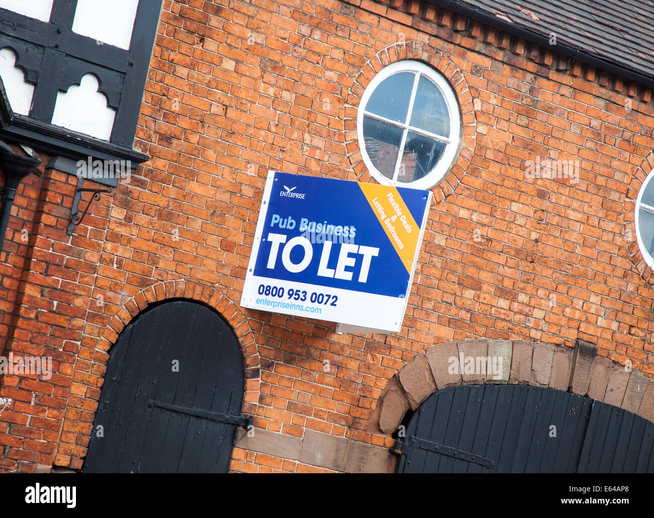 A to let sign on a closed public house Stock Photo - Alamy