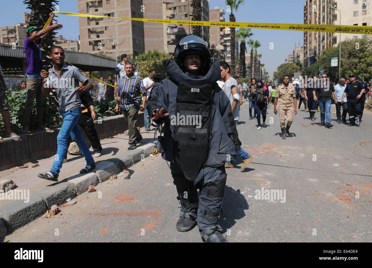 Bomb disposal expert hi-res stock photography and images - Alamy