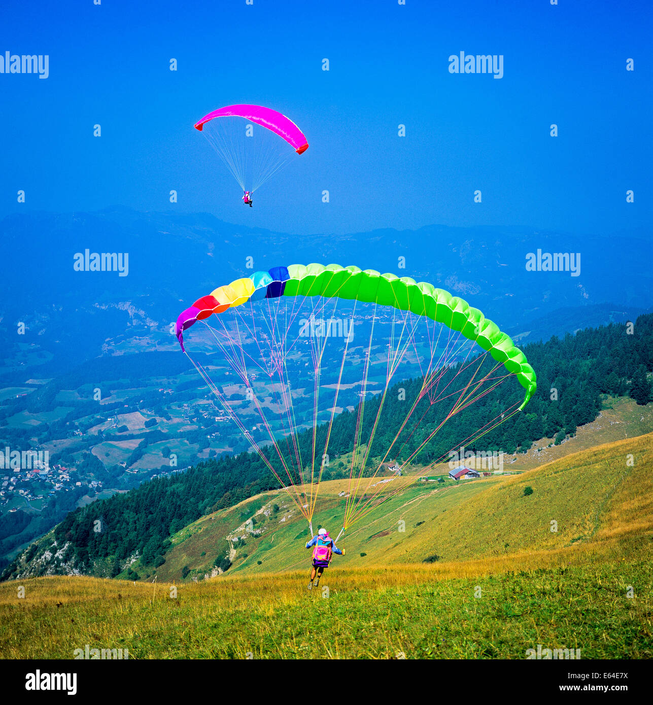Two parachutes 2 parachutes hi-res stock photography and images - Alamy