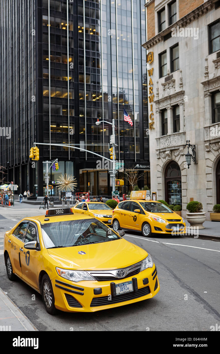 Yellow Medallion taxi cabs in Manhattan. New York, USA Stock Photo - Alamy