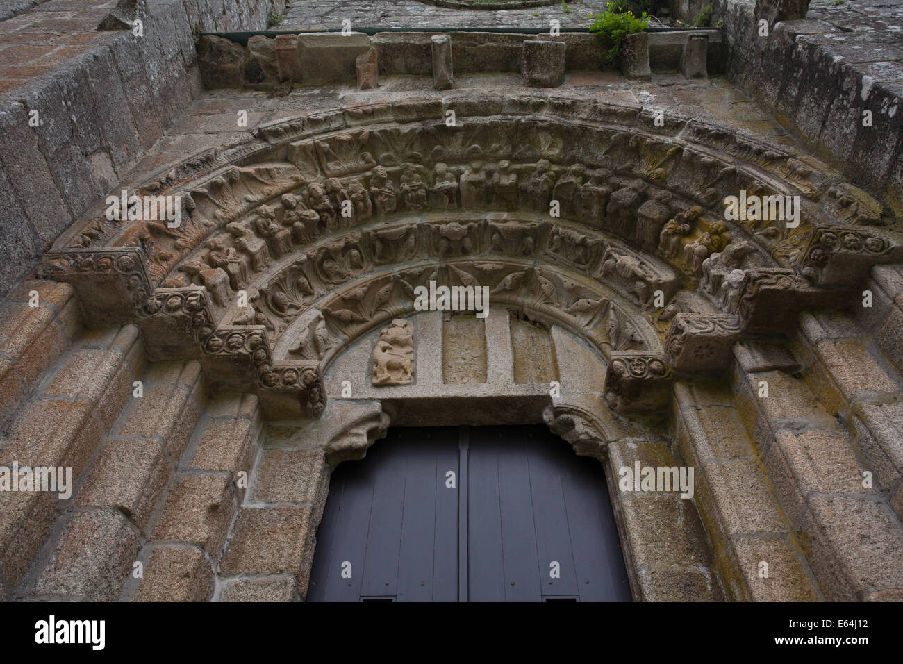 Lateral door with its archivolts and voussoir in the romanesque ...
