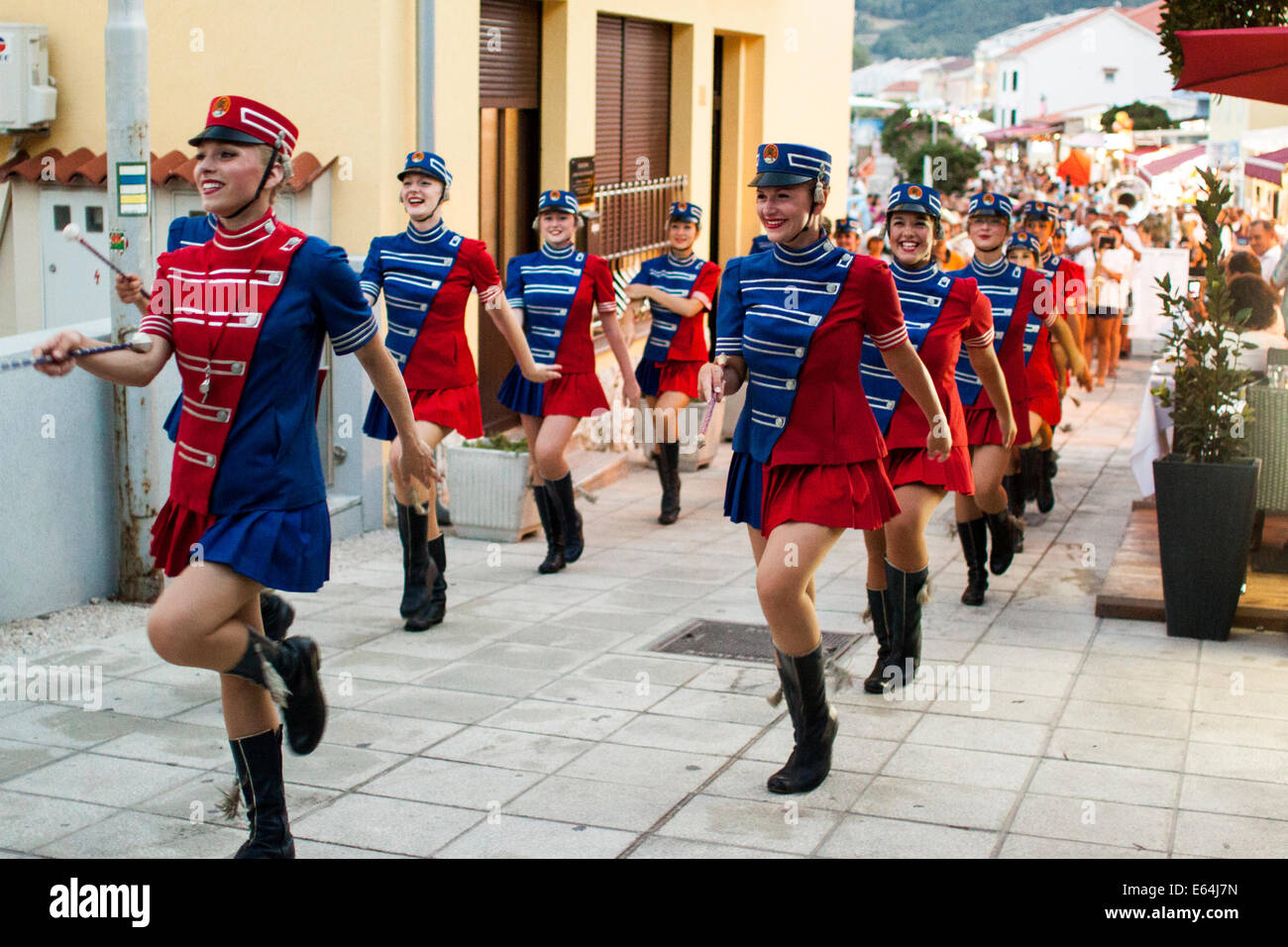 Traditional dancers croatia hi-res stock photography and images - Alamy