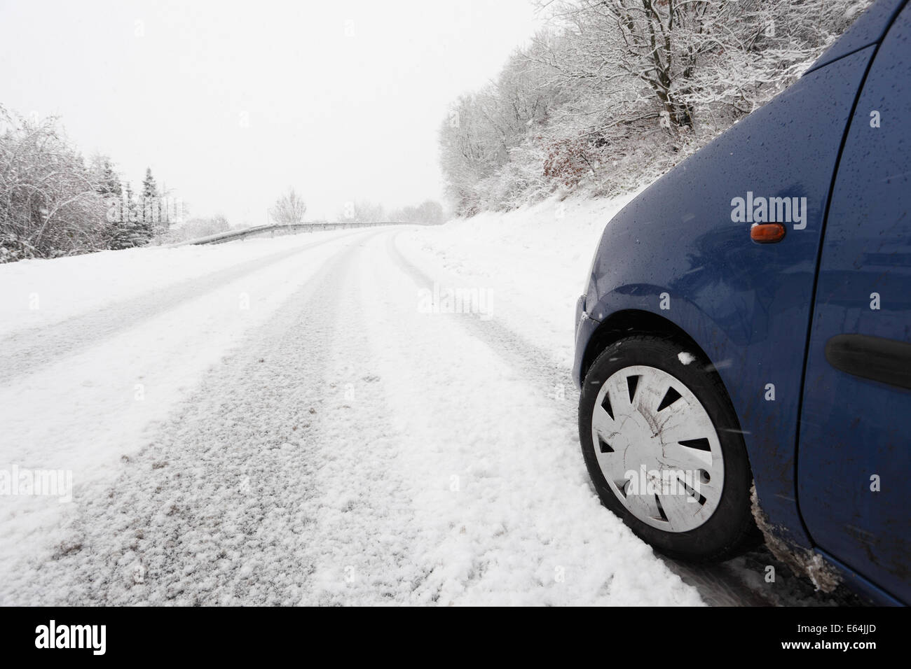 Car driving in snowstorm hi-res stock photography and images - Alamy