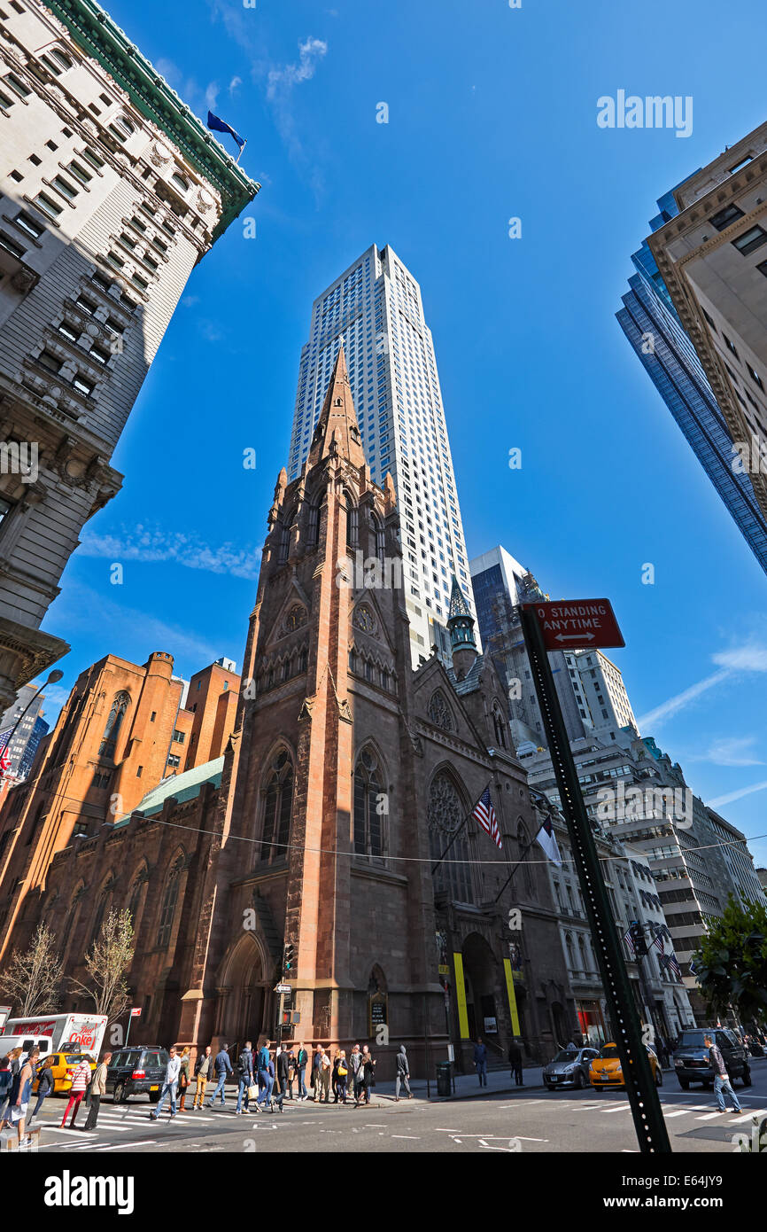 Manhattan church skyscrapers hi-res stock photography and images - Alamy
