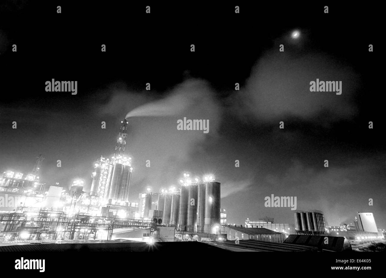 Air pollution in a oil refinery in Tarragona, Spain Stock Photo - Alamy