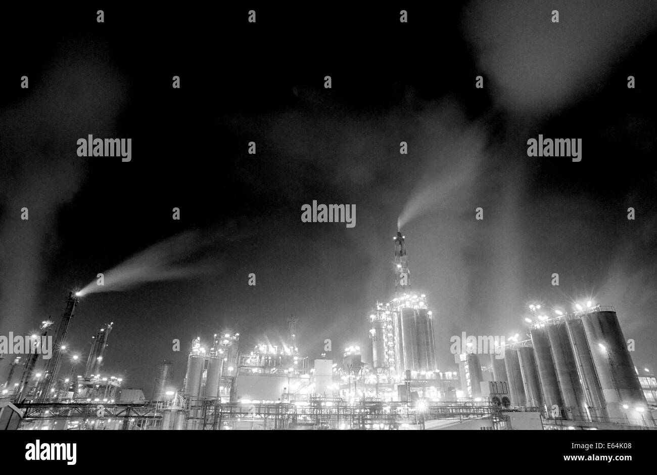 Air pollution in a oil refinery in Tarragona, Spain Stock Photo - Alamy