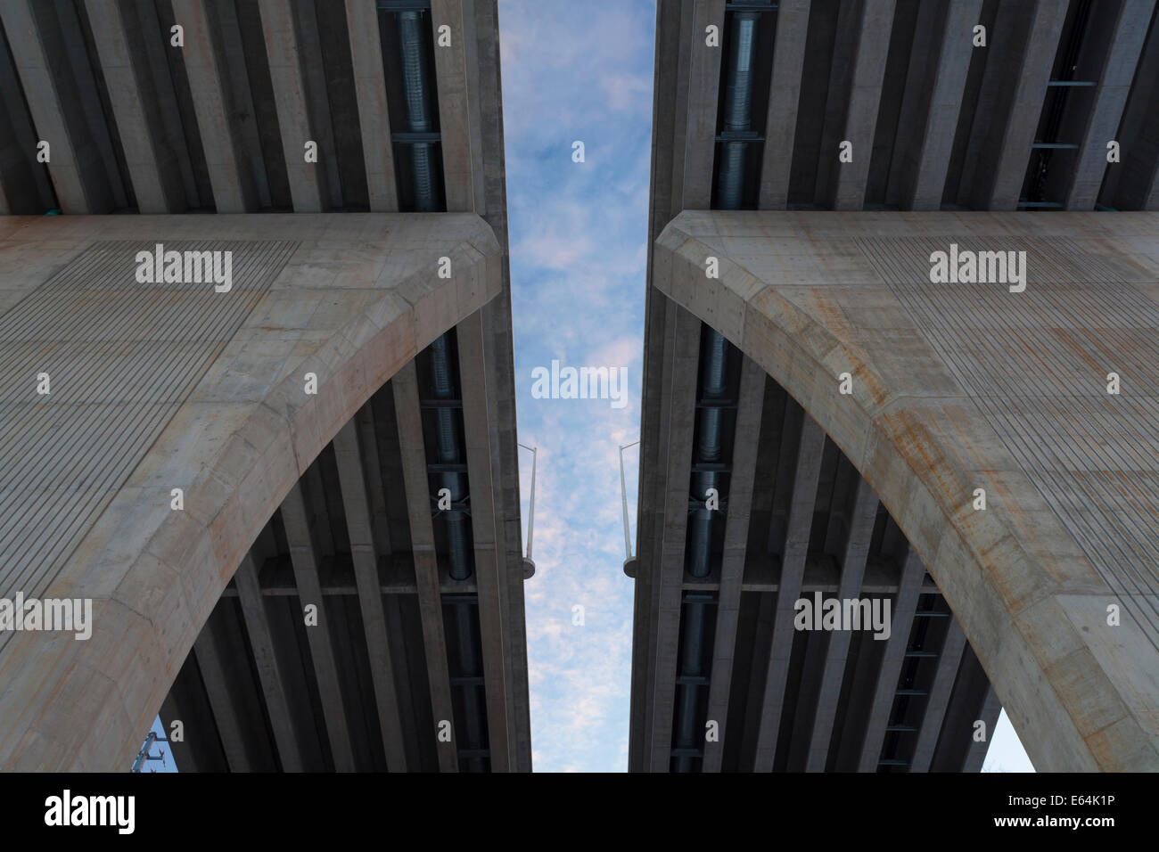 Dundas Street Bridge High Resolution Stock Photography and Images - Alamy