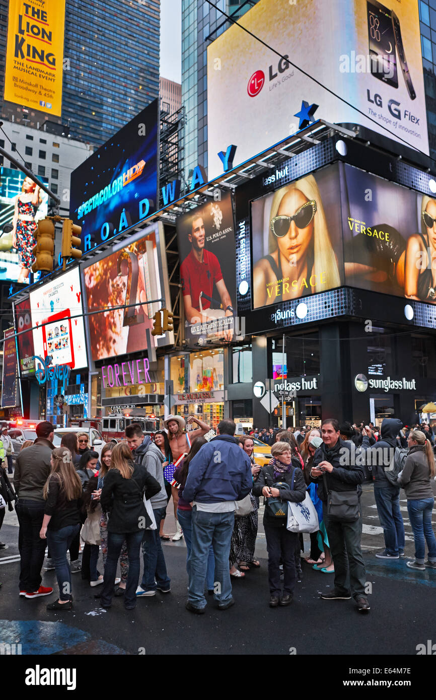 People at times square hi-res stock photography and images - Alamy