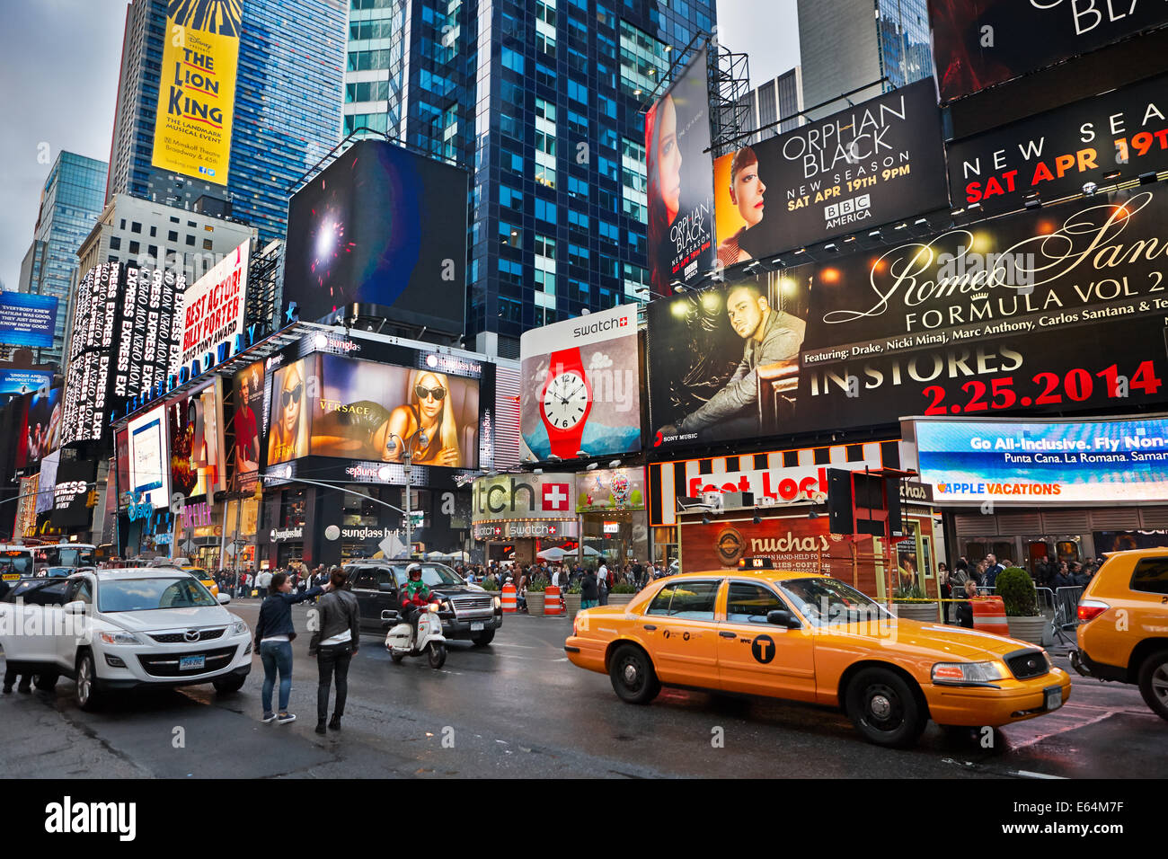 New york times square street scene hi-res stock photography and images ...