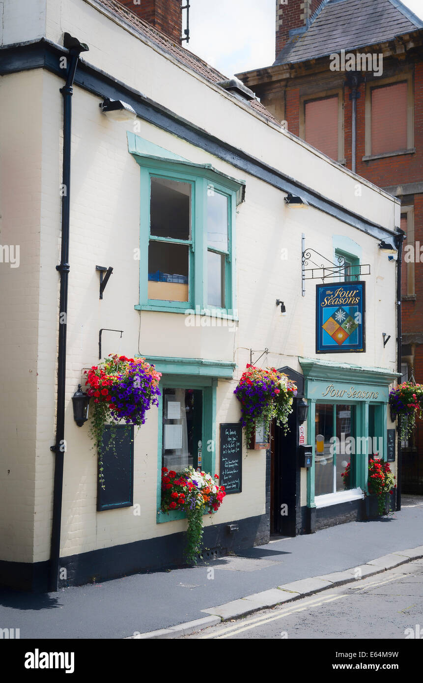 Four Season inn and restaurant in Devizes Stock Photo - Alamy