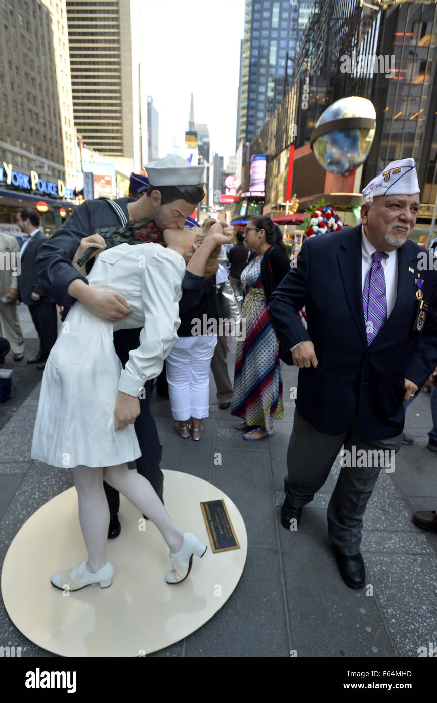 New York, USA. 14th Aug, 2014. A veteran participates in the unveiling ...