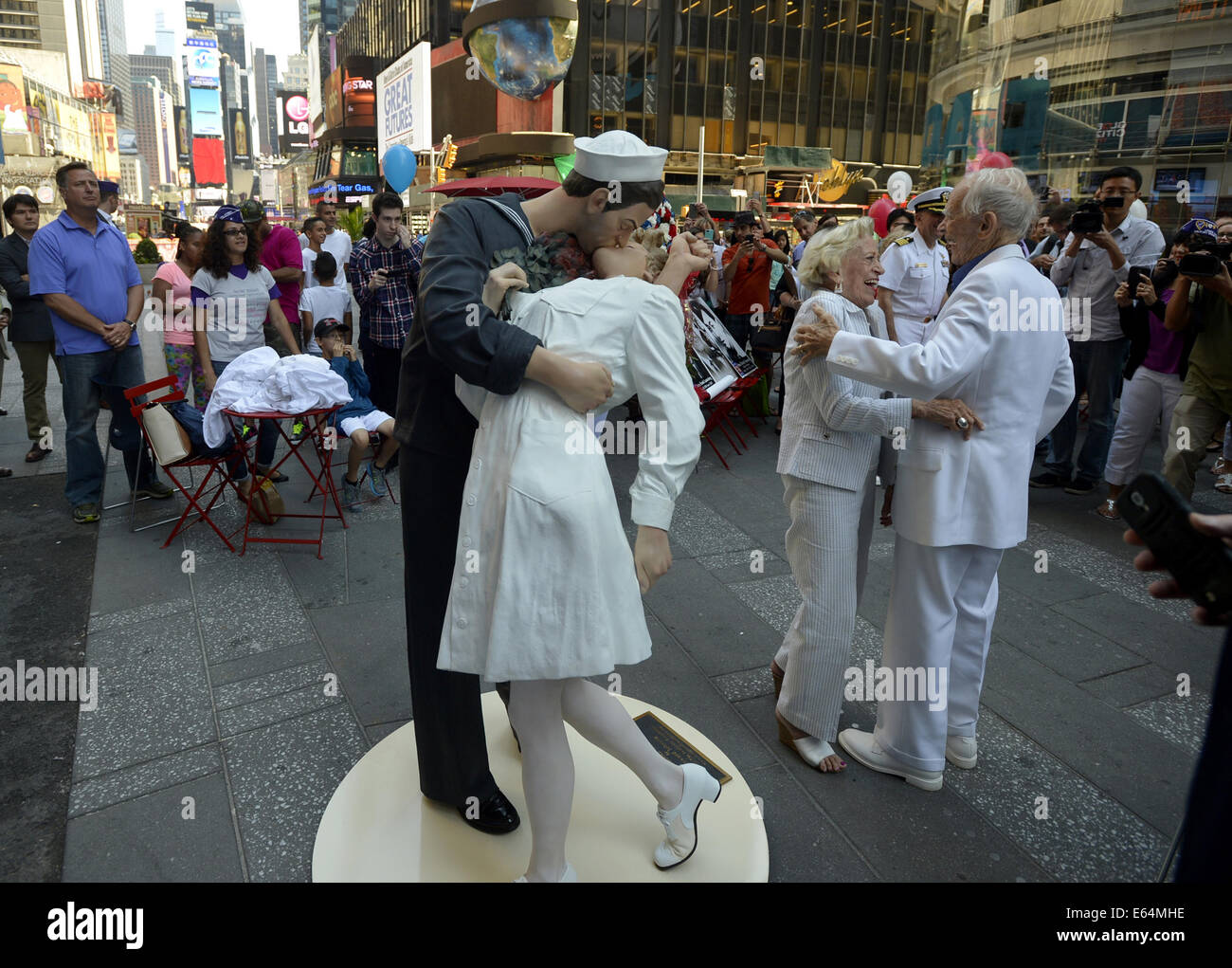 New York, USA. 14th Aug, 2014. People participate in the unveiling ...