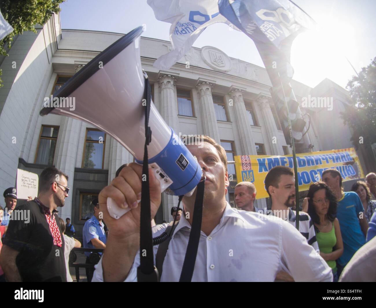 Kiev, Ukraine. 14th Aug, 2014. Protesters outside the Houses of ...