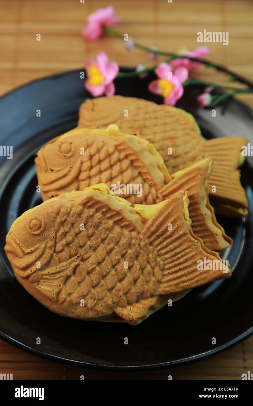 Taiyaki (Japanese fish-shaped cake Stock Photo - Alamy
