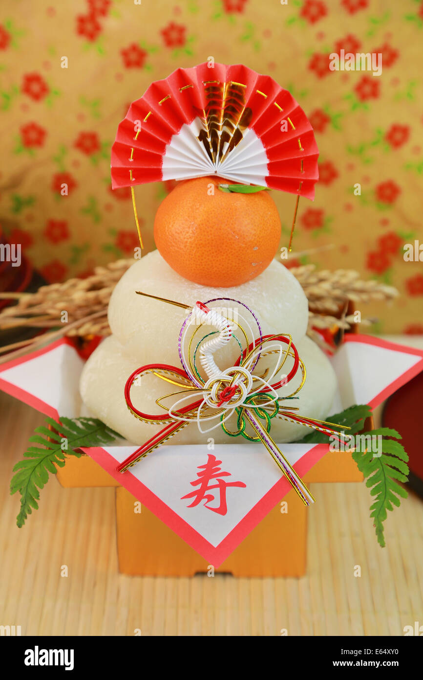 Kagami mochi Stock Photo - Alamy
