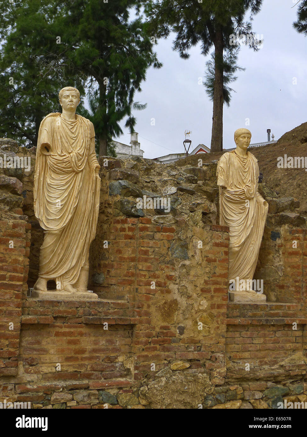 Roman statues hi-res stock photography and images - Alamy