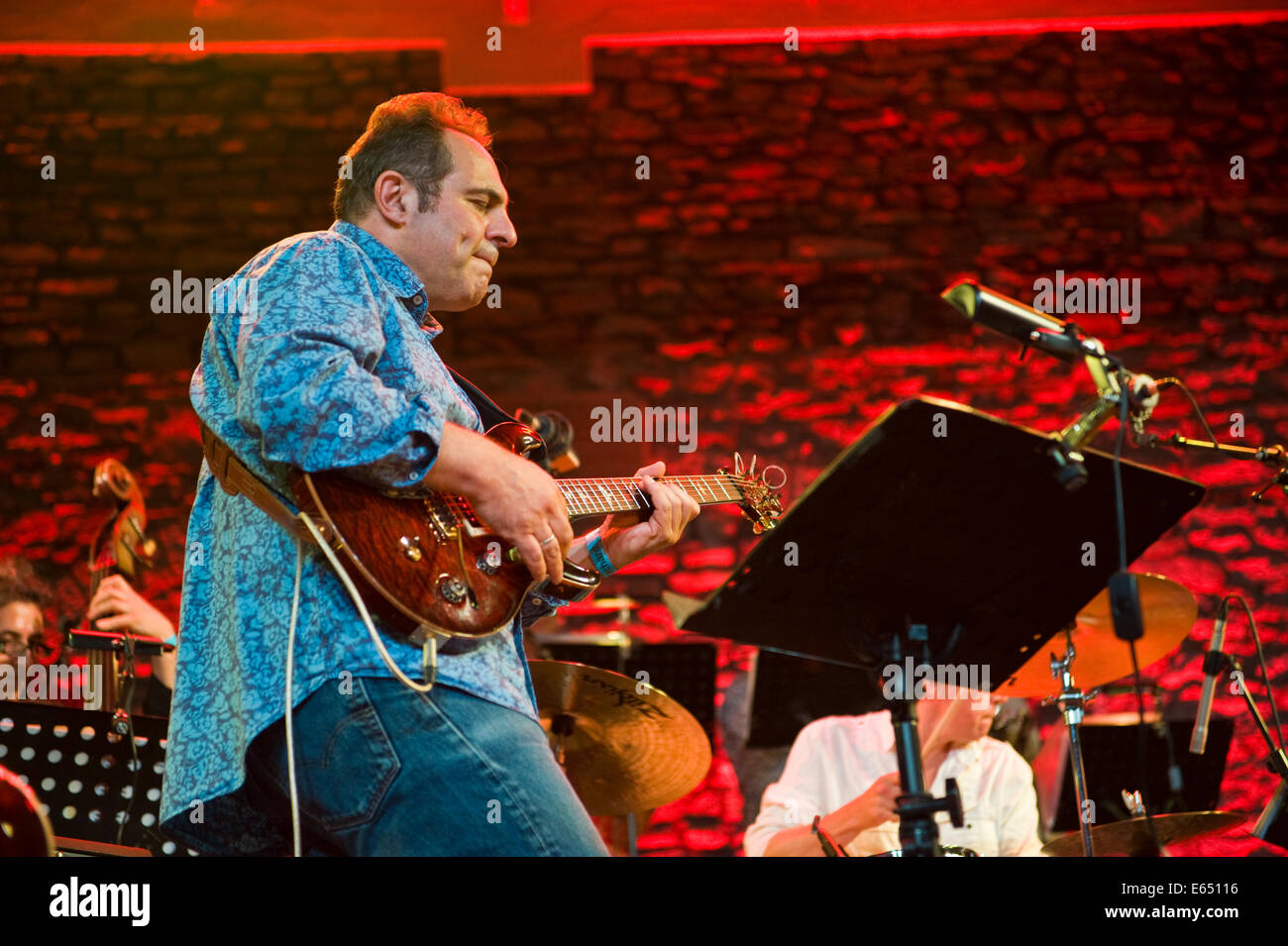 People performing on stage hi-res stock photography and images - Alamy