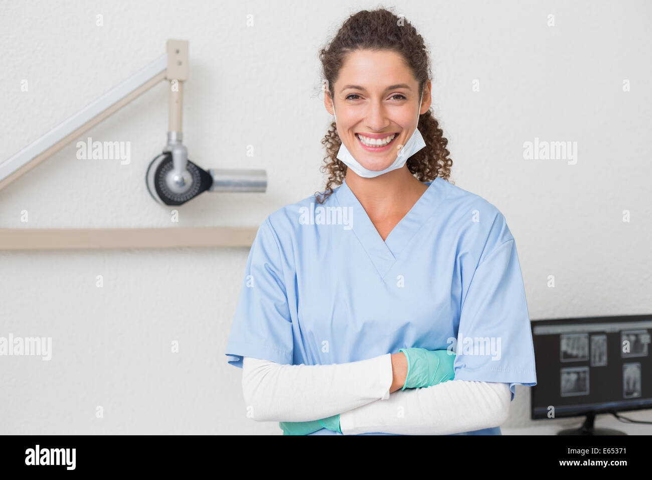 Dentist wearing blue scrubs hi-res stock photography and images - Alamy