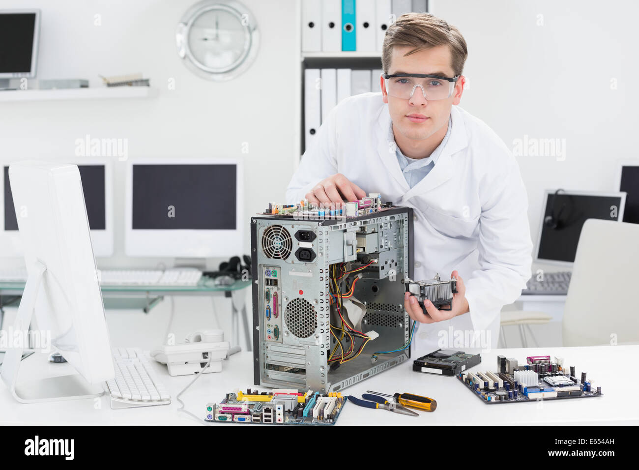Computer repair hi-res stock photography and images - Alamy