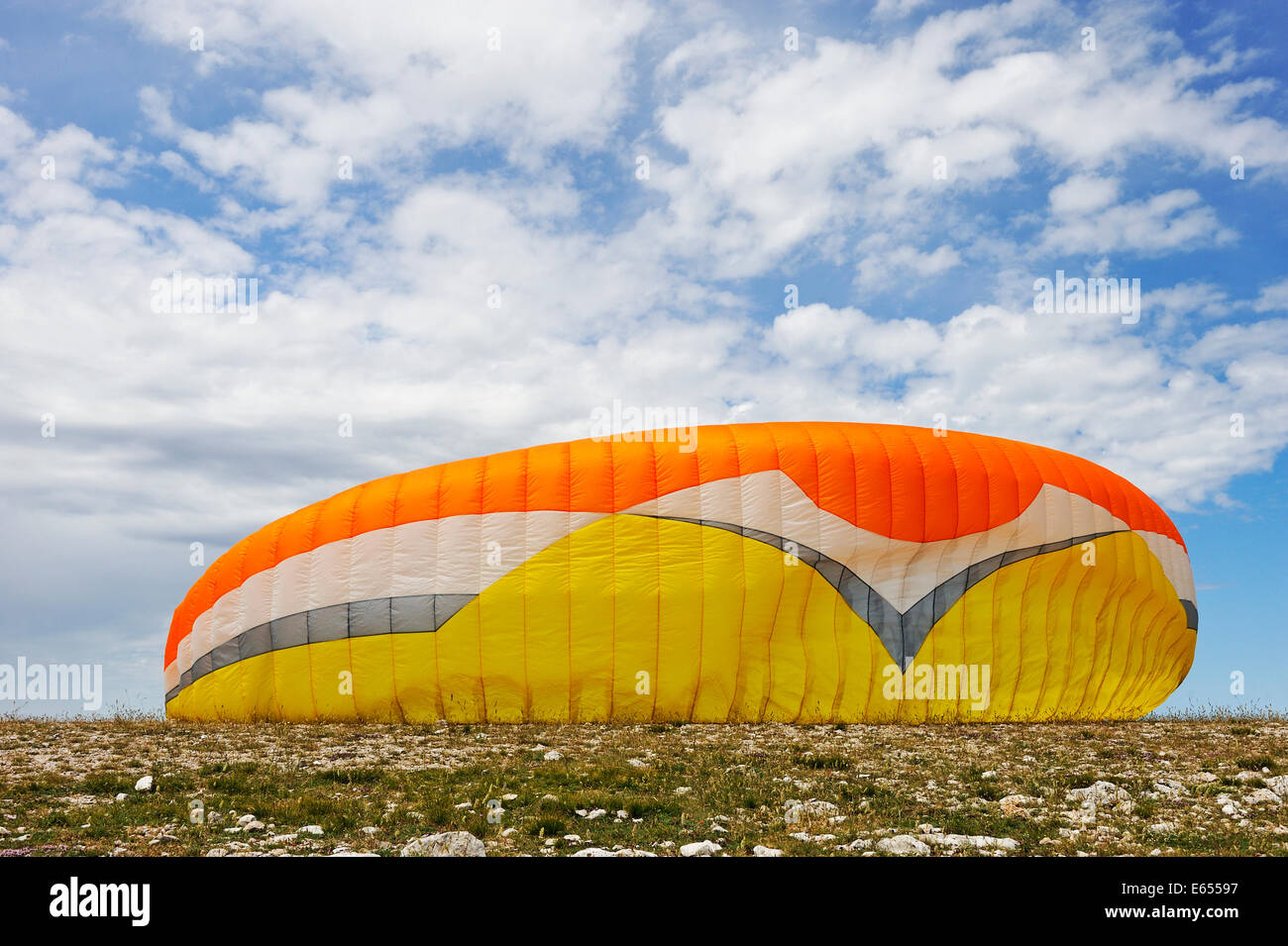 Paraglider canopy on the ground before a take-off Stock Photo - Alamy