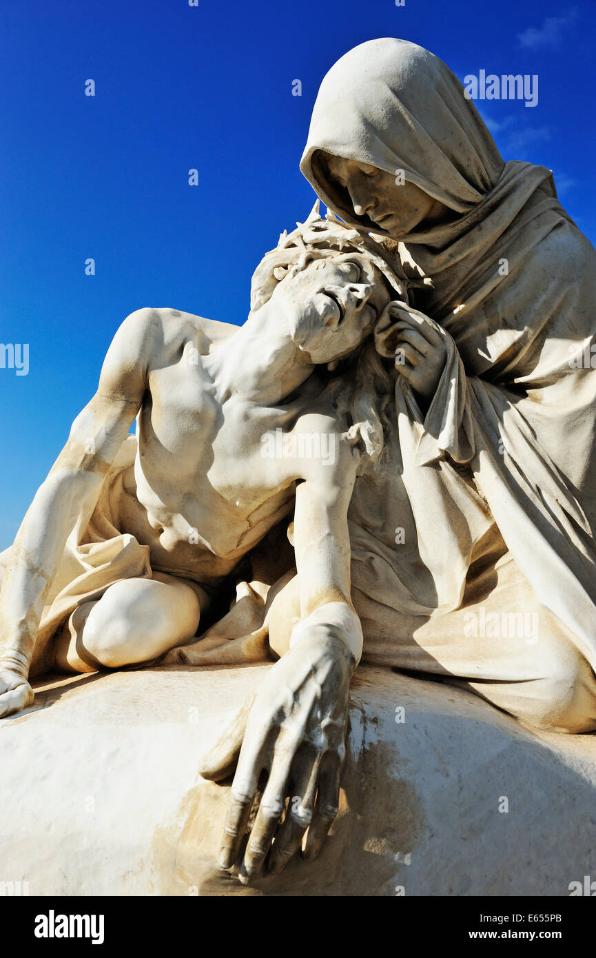 Statue of Jesus Christ and Veronica on the Way Of The Cross, Notre-Dame ...