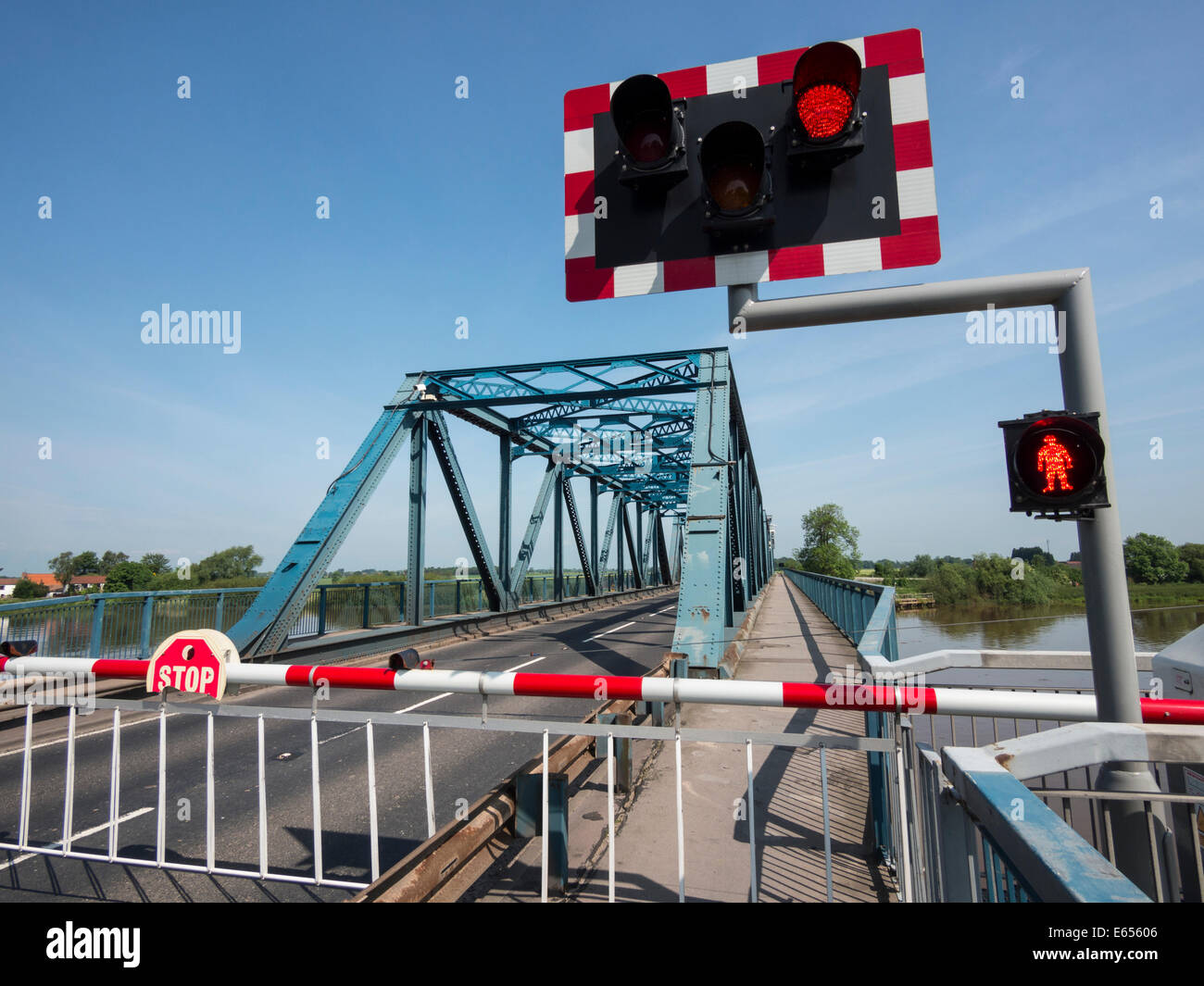 Boothferry swing Bridge, over the R Ouse, traffic lights stop vehicles ...