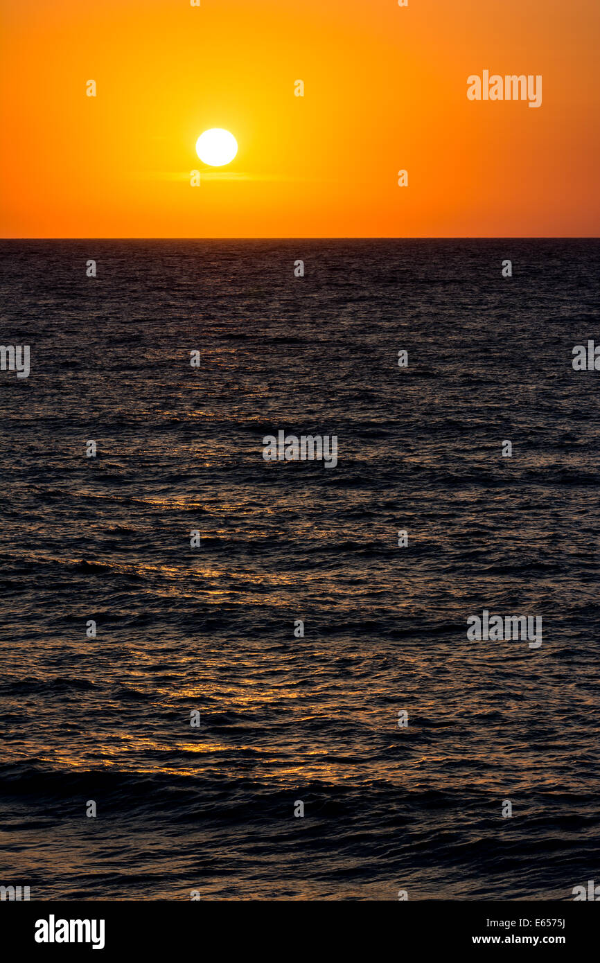 Morning sunrise over ocean hi-res stock photography and images - Alamy
