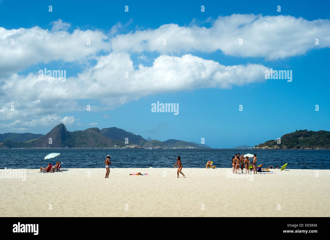 Brazil, Rio De Janeiro, people on the Flamengo beach Stock Photo - Alamy