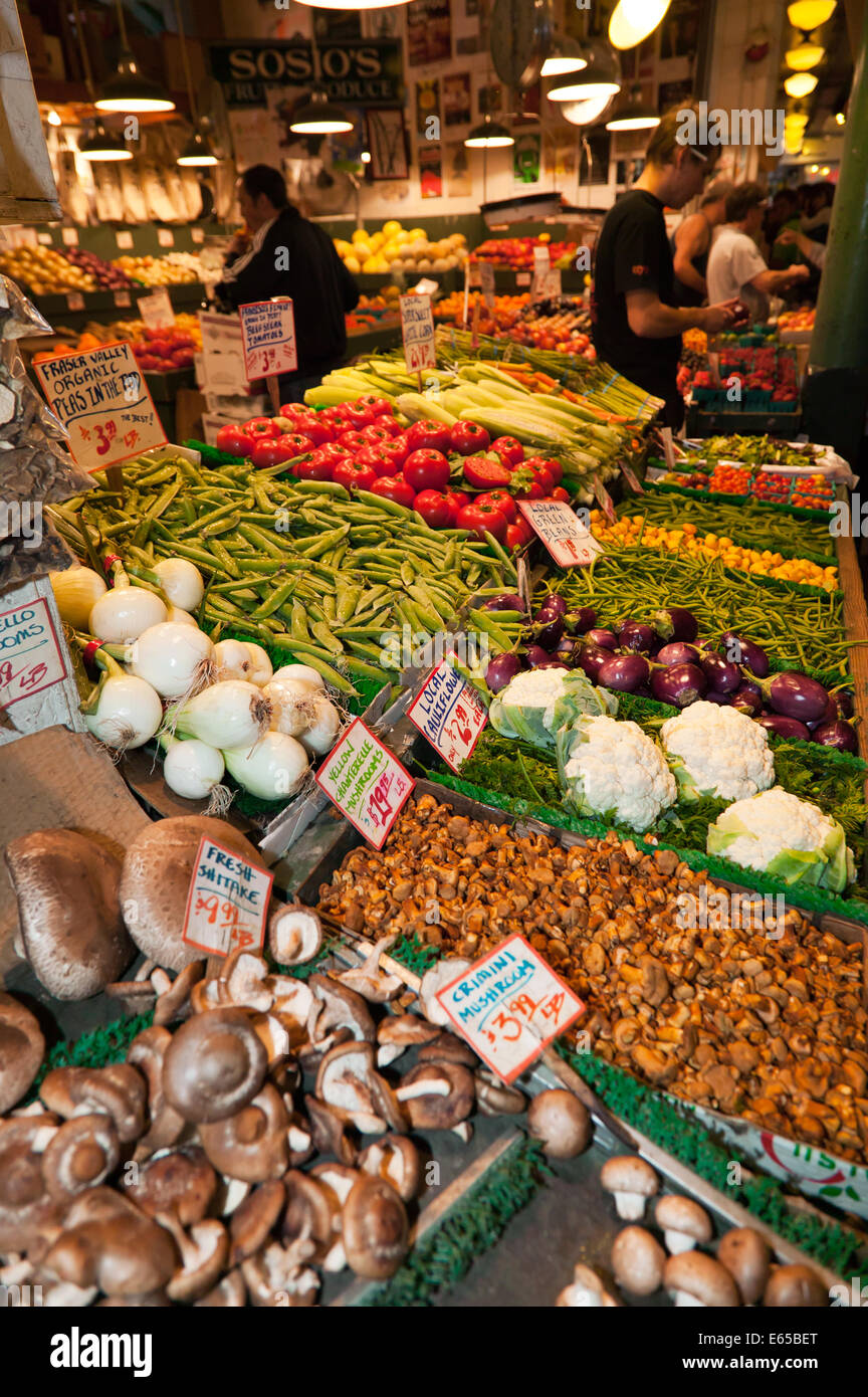 Fruit and Vegetable stall at the famous Pike Place market, Seattle ...
