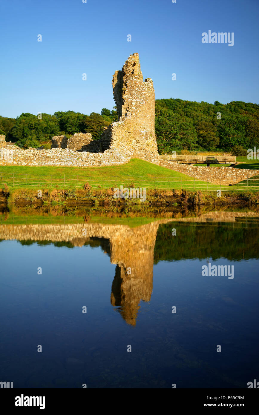 UK,South Wales,Glamorgan,Ogmore Castle & River Ogmore Stock Photo - Alamy