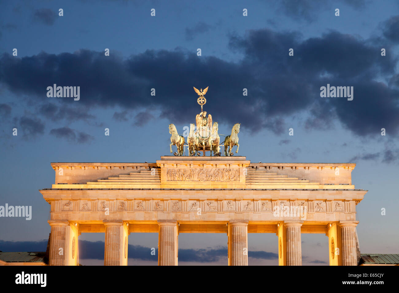 the illuminated Brandenburg Gate and square Pariser Platz in Berlin ...