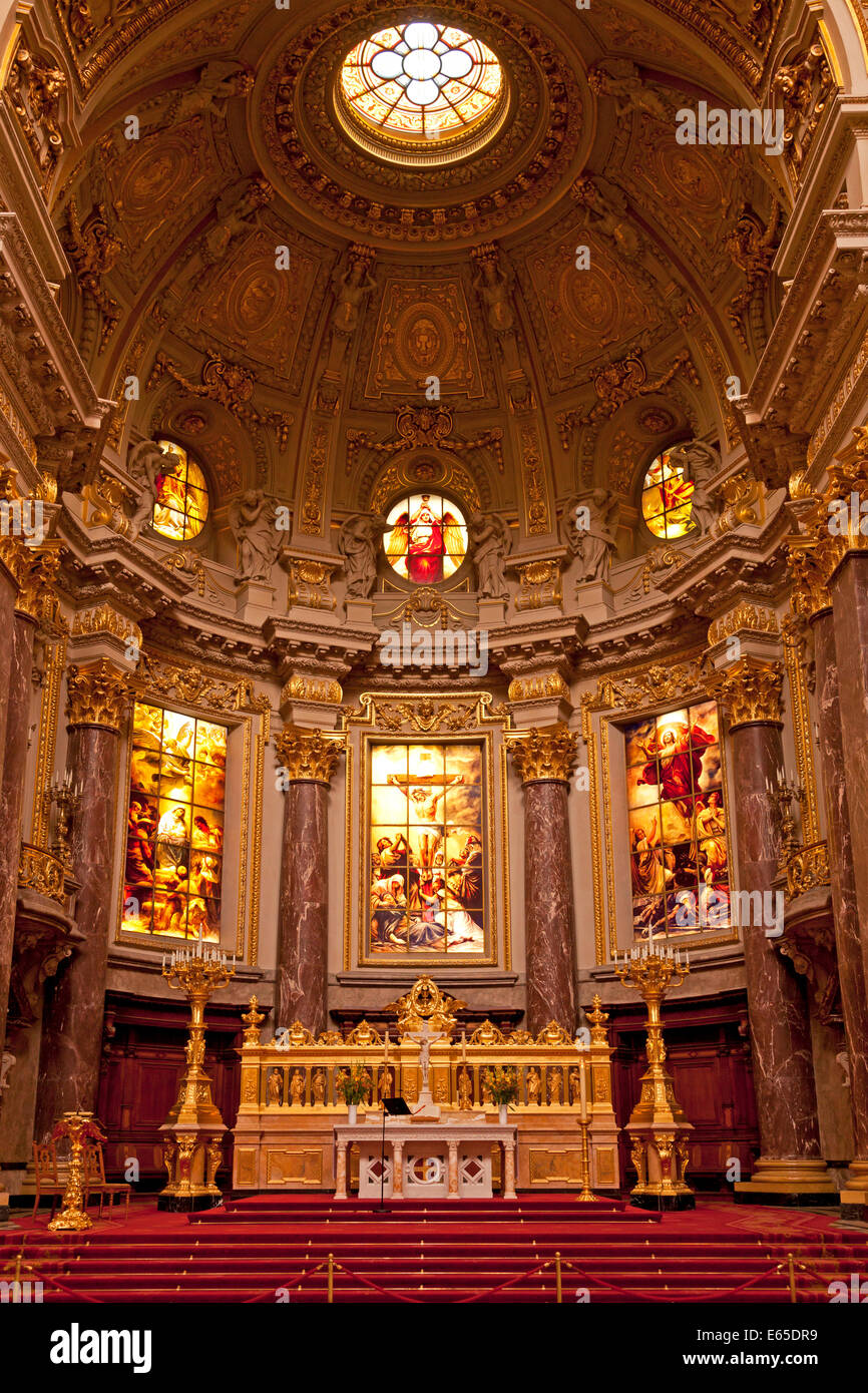 Altar und Innenraum des Berliner Dom in Berlin, Deutschland, Europa ...