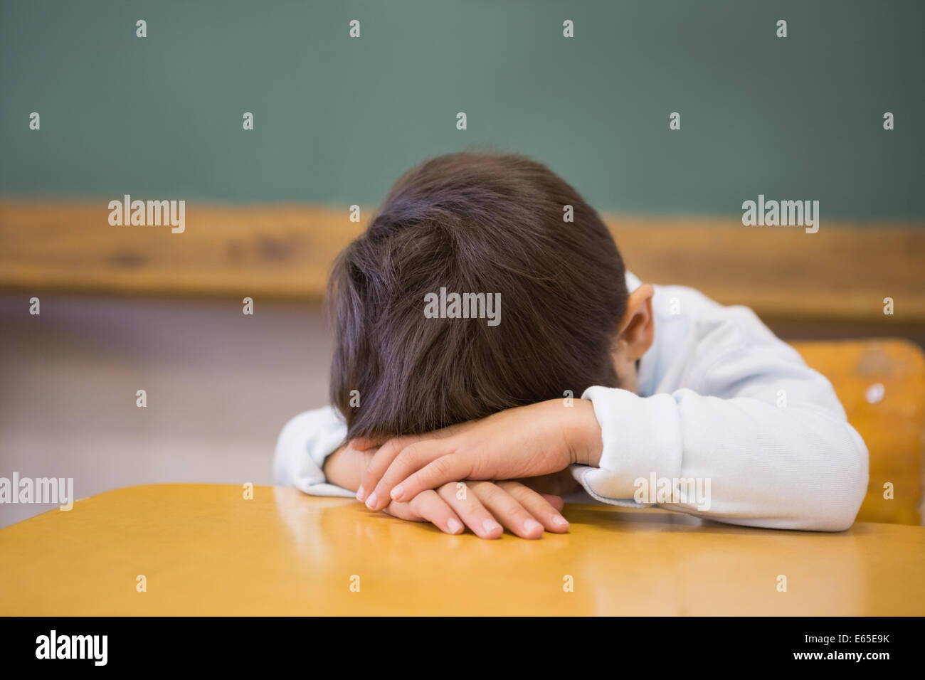 Sleepy pupil napping at desk in classroom Stock Photo - Alamy