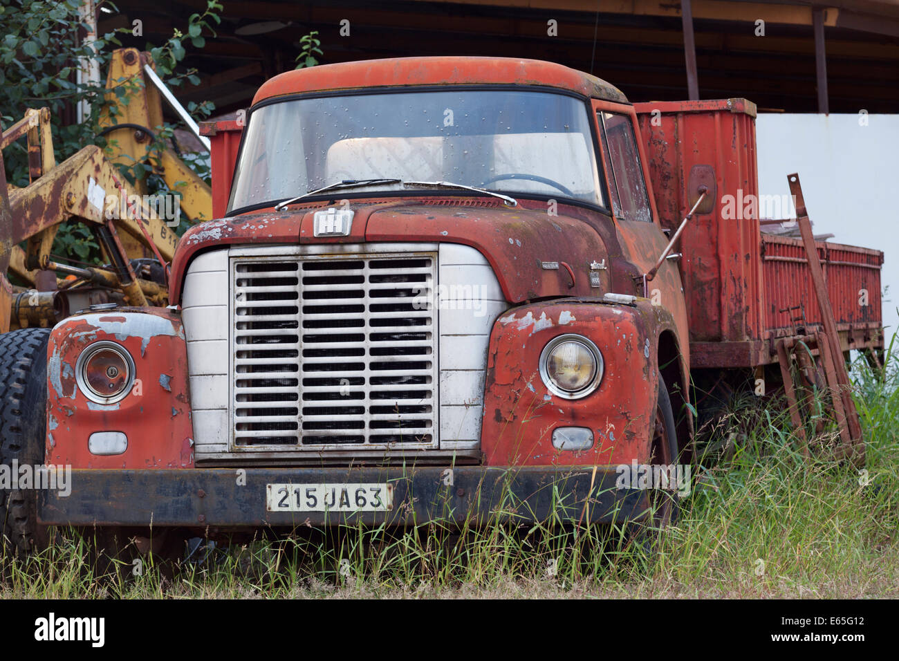 Derelict International Loadstar 1600 Red American Truck Stock Photo - Alamy