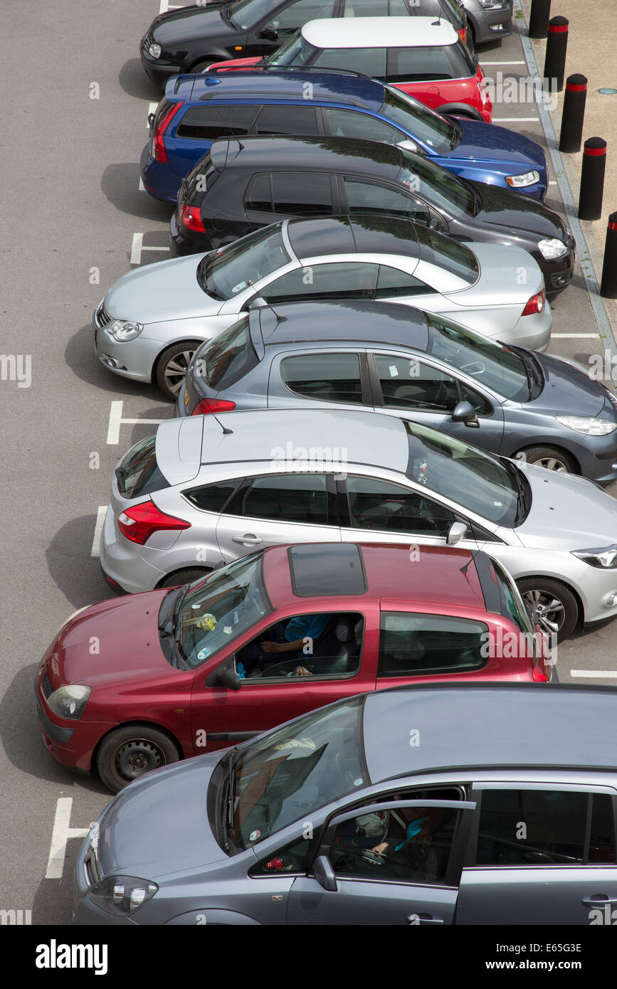 Overview of cars parked in a car park Stock Photo - Alamy