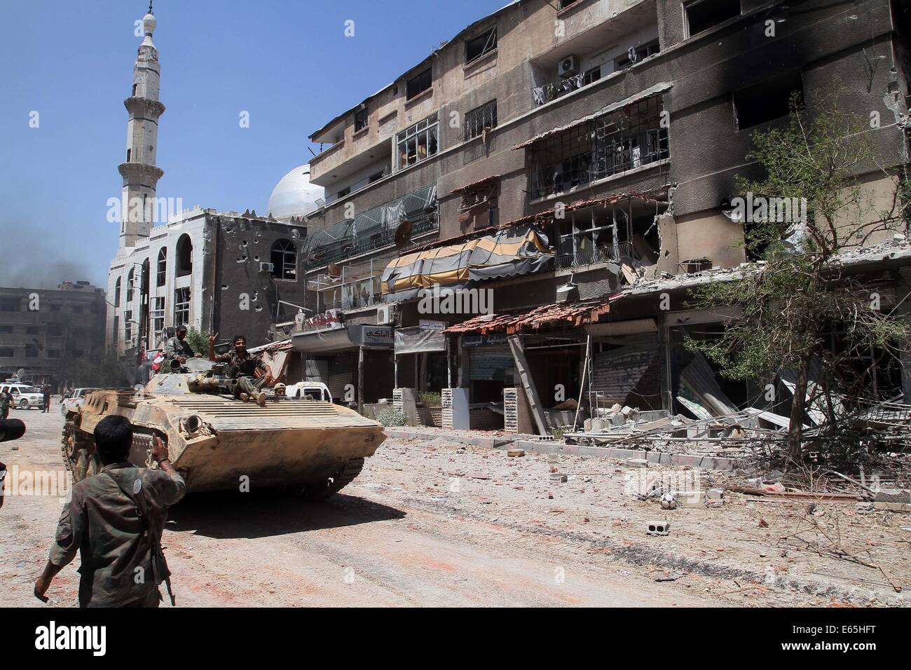 Damascus, Syria. 15th Aug, 2014. Syrian troops walk at al-Mleiha town ...