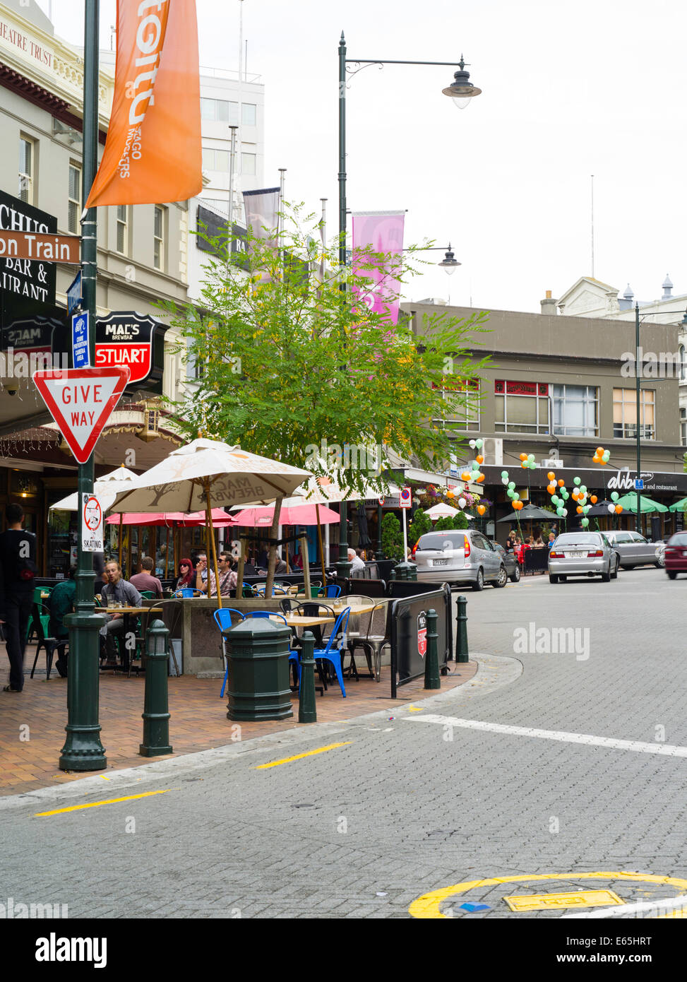 Streetside view hi-res stock photography and images - Alamy