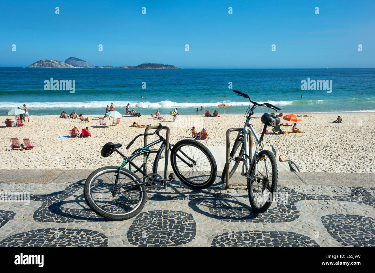 People on ipanema beach hi-res stock photography and images - Alamy