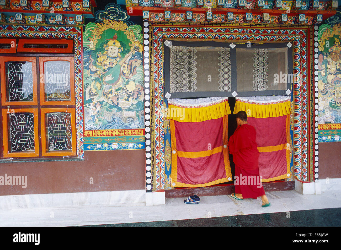 Buddhist monk going into a temple ( Nepal Stock Photo - Alamy