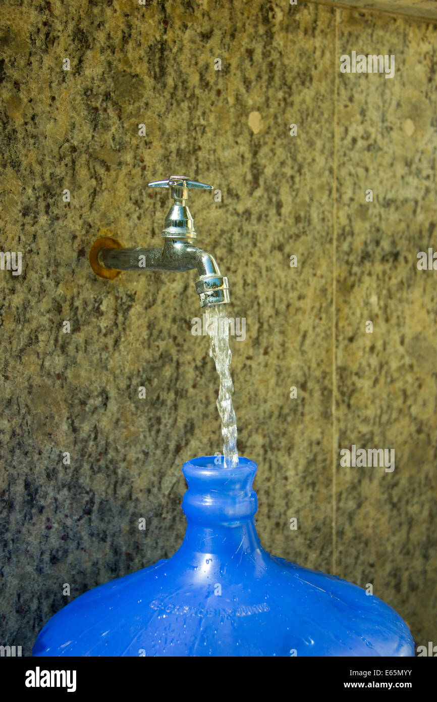 Wet fill hi-res stock photography and images - Alamy