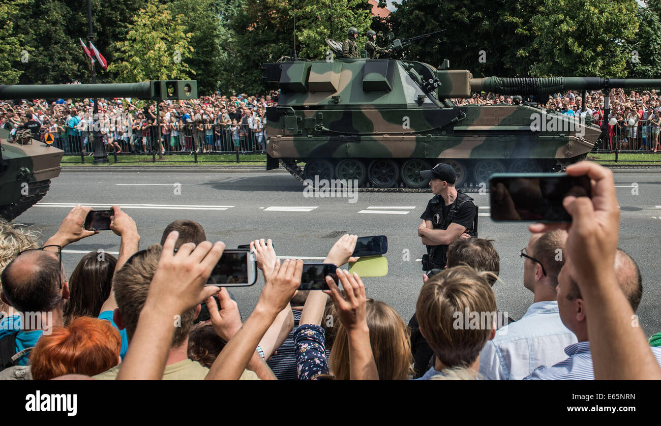 Tracked self propelled howitzer hi-res stock photography and images - Alamy