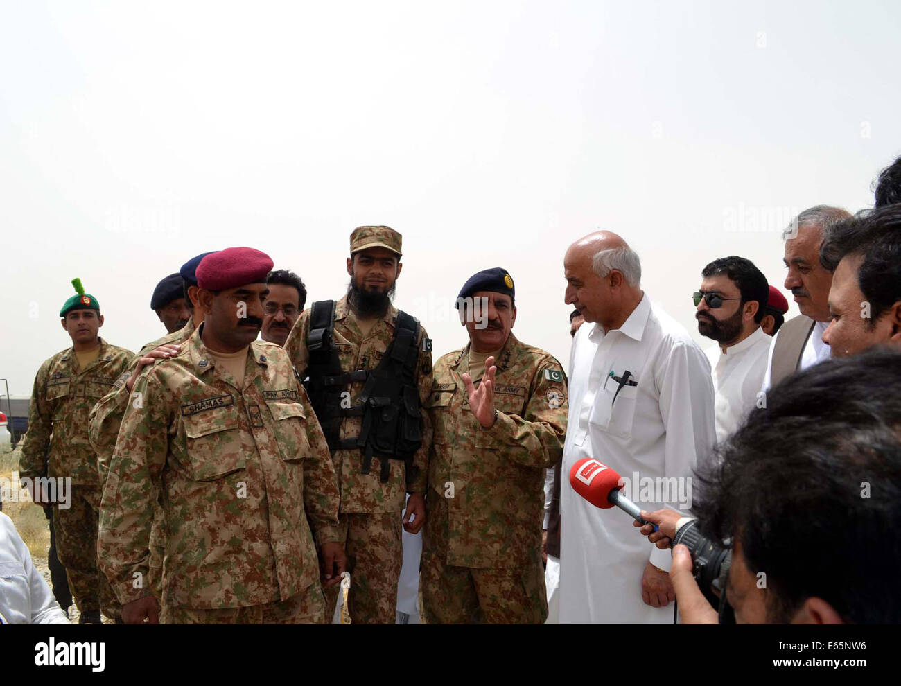 Quetta, Pakistan. 15th Aug, 2014. Core Commander Quetta, Nasir Janjua ...