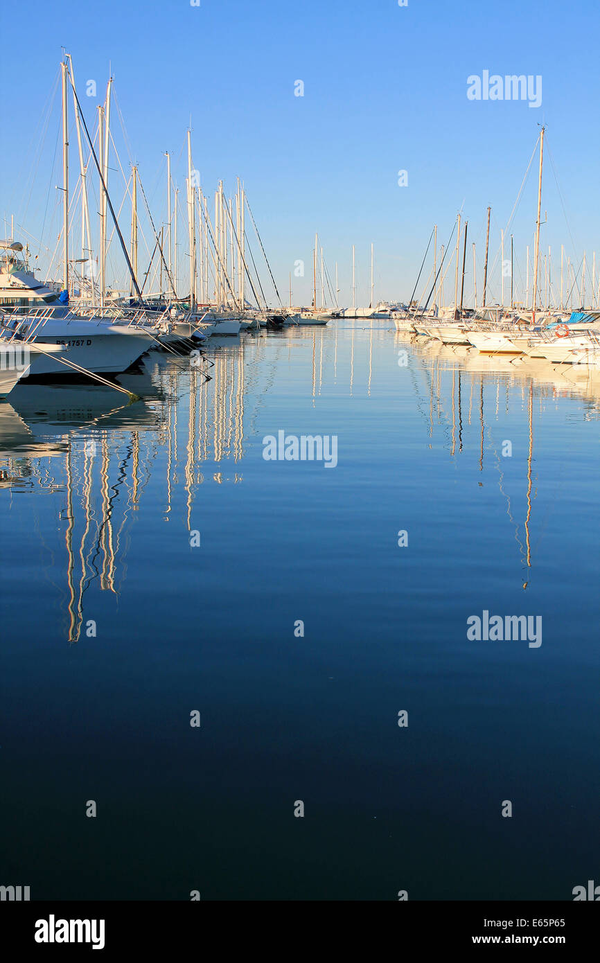 Reflections on sea white boats hi-res stock photography and images - Alamy