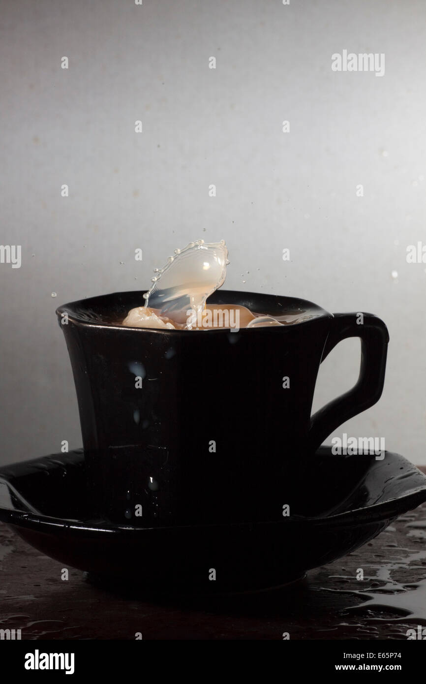Splash tea cup hi-res stock photography and images - Alamy