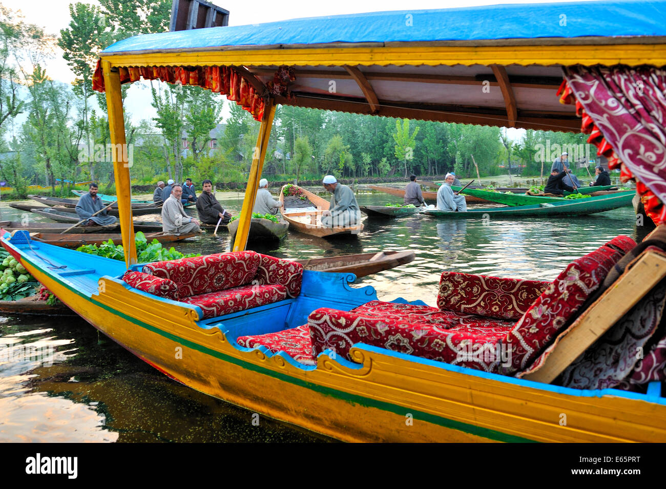 Floating Vegetable market on Dal Lake Stock Photo - Alamy